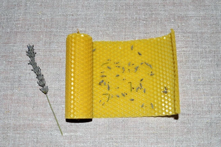 Свічка з вощини з травами Лаванда Знатний Мед Середня купити онлайн на Rozetka