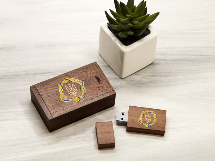 USB флешка в деревянной коробке с нанесением герба Украины в деревянной ...