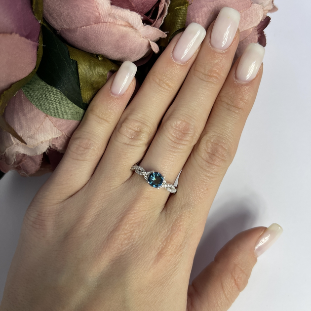Серебряное кольцо с мистик топазом 1.103ct, вес изделия 2,28 гр ...