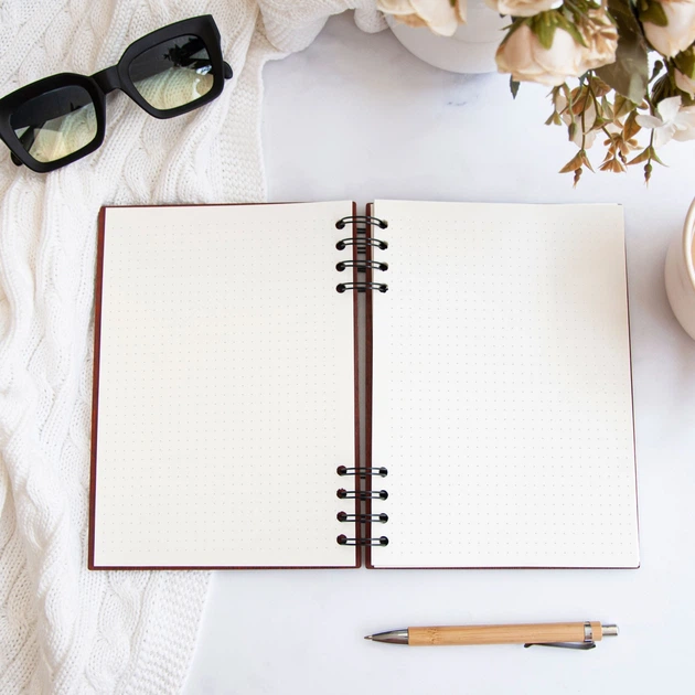 Блокнот Герб України в деревяній обкладинці А6 80 аркушів слонова кістка в крапку Червоне