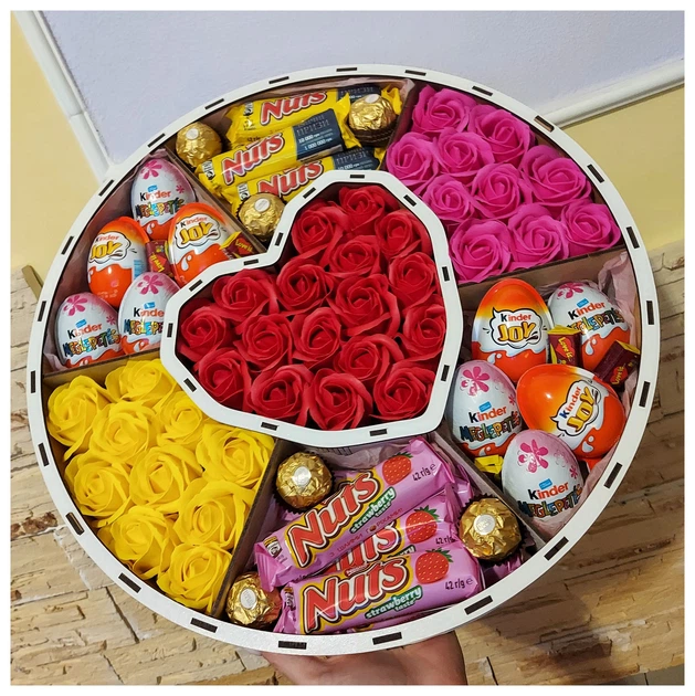 Оригінальний подарунок Бокс з солодощами та квітами Подарунок на день народження для дружини
