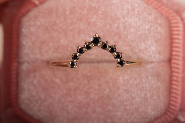 Кільце із жовтого золота з чорними фіанітами К0359 розмір 18,5 от ...