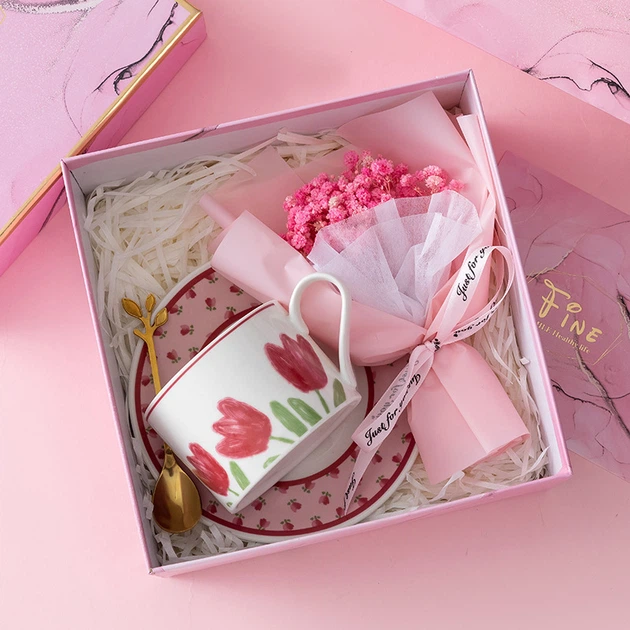 Сувенірний подарунковий набір Lesko 7f1 Pink чашка з блюдцем ложка букет із гіпсофіли фото