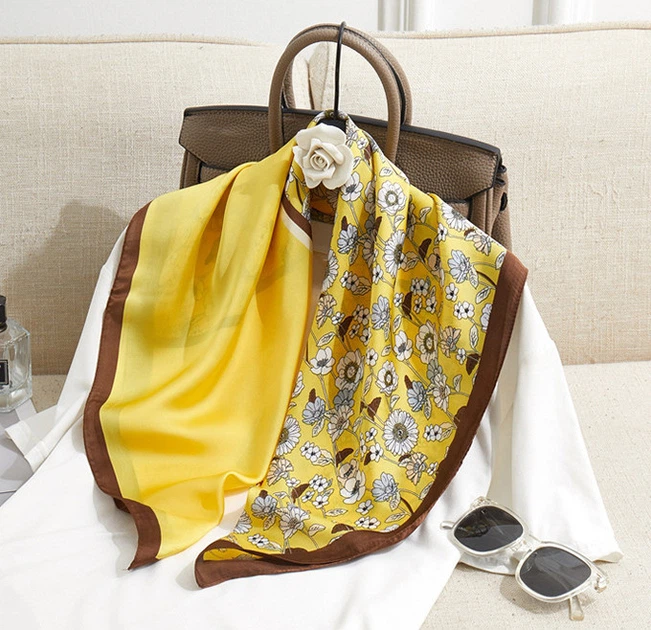 Жіноча хустка шовкова 70х70 см жовта з білими ромашками легка квадратна косинка з квітковим