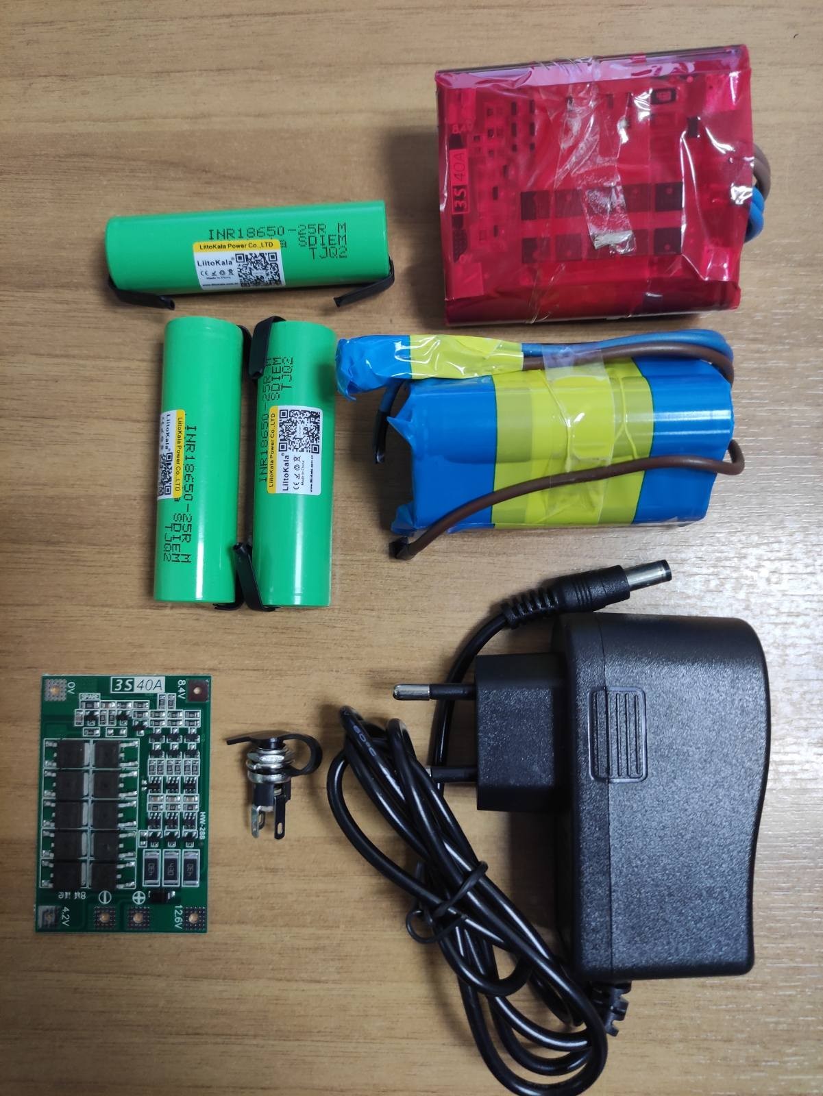 Комплект на Шуруповерт 12.6V, готове складання на 2500mAh + зарядка 1 ...